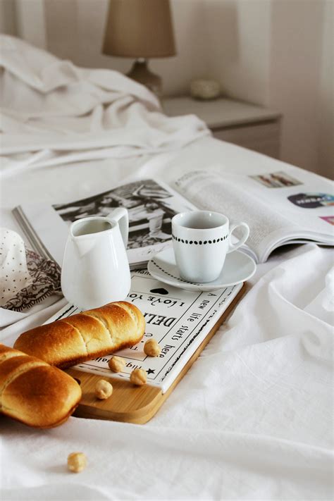 갈색 나무 쟁반에 흰색 세라믹 머그잔 옆에 흰색 세라믹 접시에 빵 사진 Unsplash의 무료 이스키아 이미지