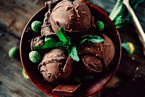 민트 잎과 매운 코팅된 녹색 땅콩 초콜릿 다크 카 카오 아이스크림 아이스크림의 3 개만 뿌려 0명에 대한 스톡 사진 및 기타 이미지 Istock