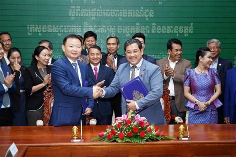 ក្រសួងព័ត៌មាន ចុះអនុស្សរណៈនៃការយោគយល់គ្នា ស្តីពីការផ្តល់អាហារូបករណ៍របស់ ឯកឧត្តម ខៀវ កាញារីទ្ធ