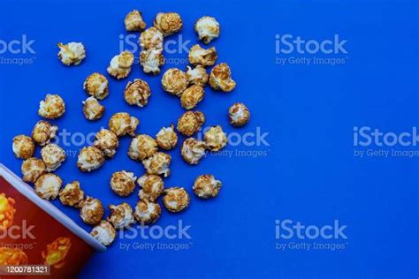 파란색 배경에 흩어져있는 캐러멜 팝콘 영화의 개념 영화를 보기위한 음식 위에서 볼 수 있습니다 2020 블루 컬러 배경 노랑에 대한 스톡 사진 및 기타 이미지 Istock