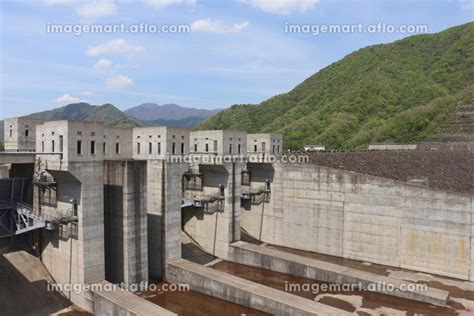 ロックフィルダムの洪水吐岐阜県徳山ダムの写真素材 170979233 イメージマート