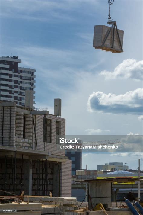 건설 중인 집의 사진입니다 건설 중인 건물입니다 리프팅 크레인 건설 중인 건물입니다 큰 건설 사이트입니다 건물 위에 건설 크레인