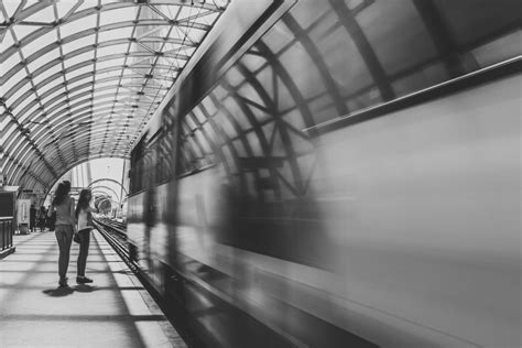 무료 이미지 빛 검정색과 흰색 건축물 화이트 수송 선 검은 단색화 대중 교통 지하철 역 하부 구조 대칭 모양 흑백 사진 빠른 운송