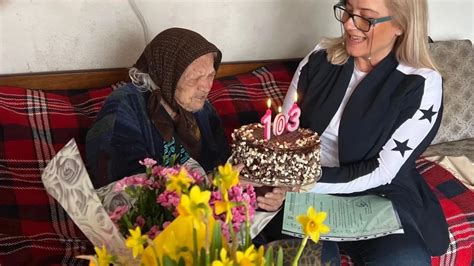 103 годишната баба Стоянка отпразнува рожден ден с цветя то