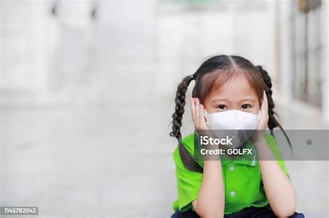 아시아의 아이 소녀 보호 마스크를 착용 하는 동안 외부에서 Pm 25 방콕 시에 가리키는 대기 오염 태국 건강관리와 의술에 대한 스톡 사진 및 기타 이미지 Istock