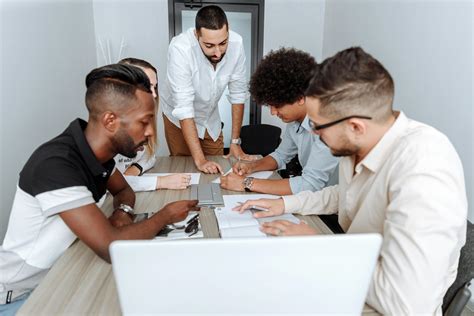 계획 계획하는 그룹 기술 기업 노트북 다국적 다문화 동료 디지털 브레인스토밍 비즈니스 비즈니스 미팅