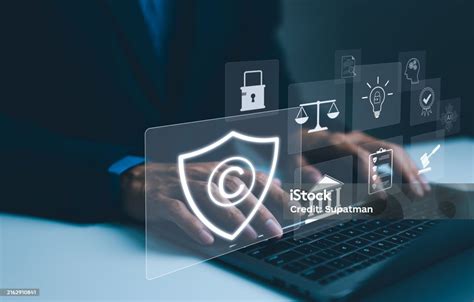 디지털 저작권 보호 개념 저작권 지적 재산권 특허 및 보안을 나타내는 디지털 아이콘이 있는 노트북에서 손으로 입력하여 디지털 자산과 정보를 보호합니다 상표 World