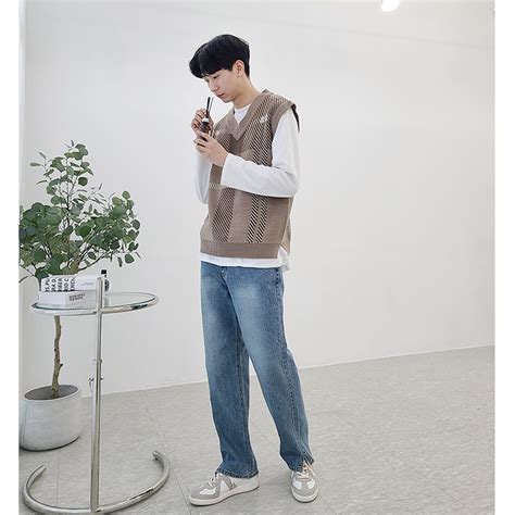 히즈핏 셔츠랑 티셔츠랑👌 레이어드 코디 하기 좋은👍 체크 패턴의 니트 조끼 여자가 코디하는 여자가 Facebook