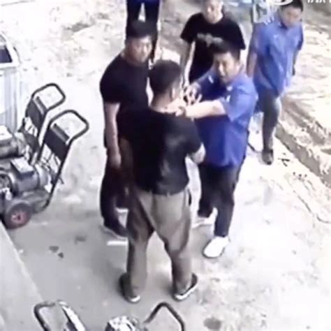 多名城管殴打商贩，城市管理局回应城管城市管理局肢体冲突新浪新闻