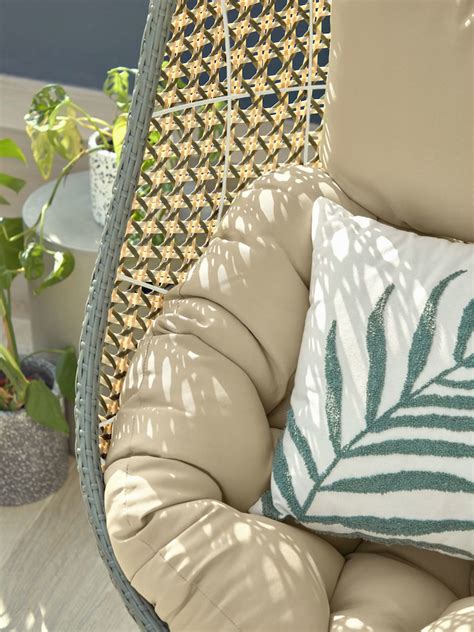 Un Coin Terrasse Vert Et Terracotta Joli Place