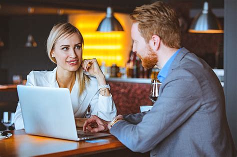 남자와 여자는 최고급 레스토랑에서 점심 시간 동안 비즈니스 회의 데 2명에 대한 스톡 사진 및 기타 이미지 2명 30 39세 긍정적인 감정 표현 Istock