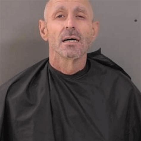 Голый мужчина спавший на лестнице жилого комплекса заявил что он помощник императора 2025