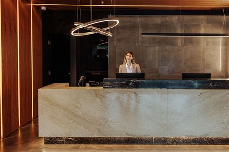 헬프 데스크 뒤에 서서 새로운 손님을 기다리는 젊은 호텔 안내 원 계산대에 대한 스톡 사진 및 기타 이미지 계산대 고급 호텔 관광 리조트 Istock