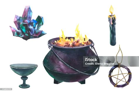 수채화 마법 요소 마녀 가마솥 양초 오각형 기호 및 수정 할로윈 클립 아트를 위해 불이 있는 칼드론의 손으로 그린 그림 흰색 배경에 격리된 스케치 10월에 대한 스톡 벡터