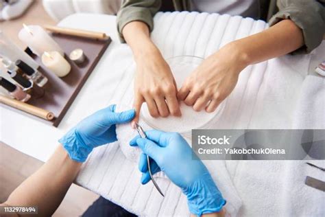 젊은 여 자가 네일 사용 하 여 스테인리스 니 퍼를 통해 손톱 목욕에 손가락을 담근 비누 거품에 대한 스톡 사진 및 기타 이미지 비누 거품 손 여자 Istock