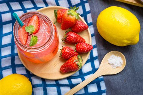 딸기 주스 주스와 레몬 소 다 소 다와 혼합 추가 맛 개선 신체의 건강 가정에서 할 수 있습니다 주스에 일 빈 또는 파티 0명에 대한 스톡 사진 및 기타 이미지 Istock