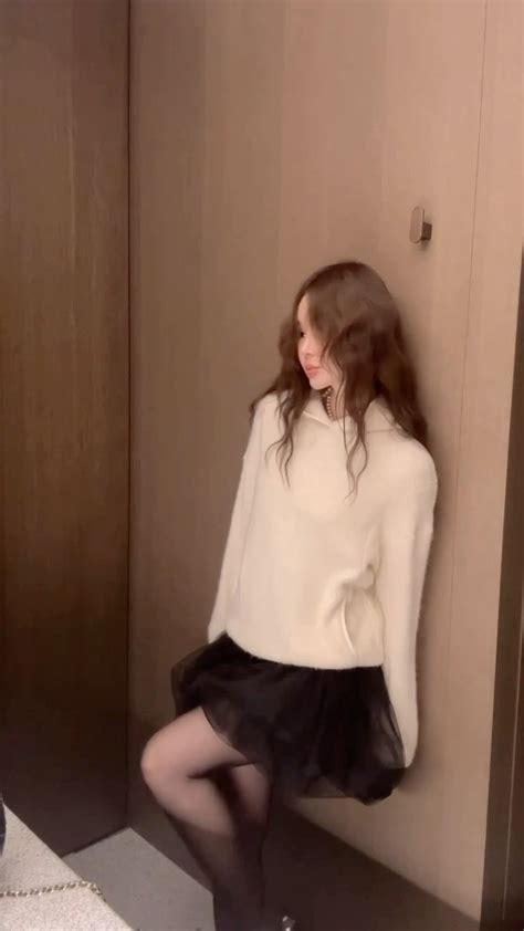 파티수 아크릴 캐시미어 혼방 소재로 이루어져 포근해 겨울에도 착용하기 좋으며 넉넉하고 여유 있는 품으로 편안하면서 정면에 투웨이 지퍼로 되어있어 다양한 느낌으로 오픈