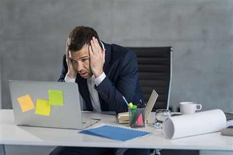 사무실에서 믿을 수 없다는 표정으로 노트북을 바라보는 걱정스러운 사업가 걱정하는에 대한 스톡 사진 및 기타 이미지 걱정하는 과로 기업가 Istock