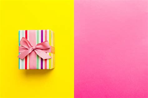 휴일 종이 선물 묶인 분홍색 리본 활 복사 공간이있는 상단보기 플랫 레이 휴가 배경 생일 또는 크리스마스 선물 복사 공간이있는 크리스마스 선물 상자 개념 계절에 대한 스톡