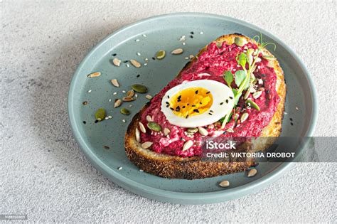 연한 회색 배경에 비트 뿌리 후무스 씨앗 달걀 및 마이크로 그린 을 곁들인 통곡물 토스트 건강한 식습관의 개념 0명에 대한 스톡 사진 및 기타 이미지 Istock
