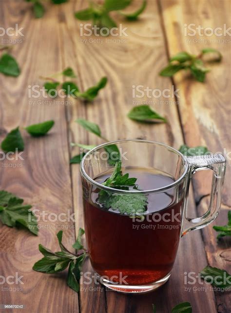 차입니다 민트 티입니다 허브 차입니다 박하 잎입니다 민트 잎입니다 유리 컵 민트에서 차 잎 허브 차 민트는 오래 된 나무 바탕에