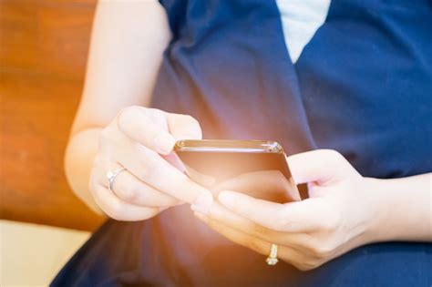 레스토랑이 나 카페 커피숍에서 모바일 스마트 휴대 전화를 사용 하 여 여자를 닫습니다 그래픽 사용자 인터페이스에 대한 스톡 사진 및 기타 이미지 그래픽 사용자 인터페이스