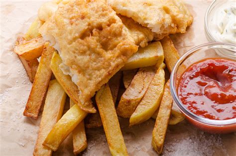 양피지에 케첩과 치 타르 소스가 있는 전통 영국 길거리 음식 생선 및 칩 감자 요리에 대한 스톡 사진 및 기타 이미지 감자 요리 감자 칩 건강에 좋지 않은 음식