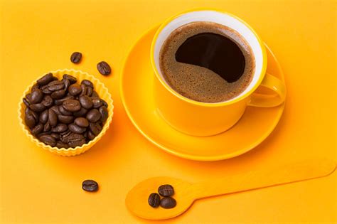 노란색 배경 다음 커피 콩에 거품으로 커피 한잔과 함께 노란색 컵 0명에 대한 스톡 사진 및 기타 이미지 0명 갈색 노랑 Istock