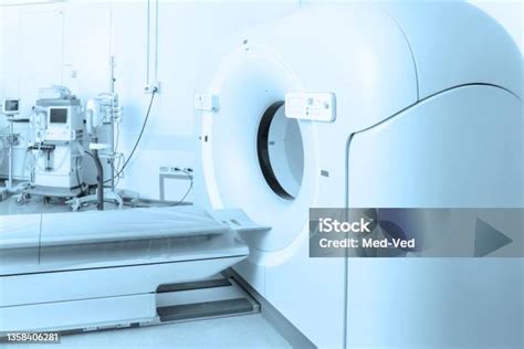 현대 병원 실험실에서 의료 Ct 또는 Mri 스캔 방사선 학과의 내부 흰색 방에 기술적으로 진보 된 장비 자기 공명 진단 기계 0명에 대한 스톡 사진 및 기타 이미지