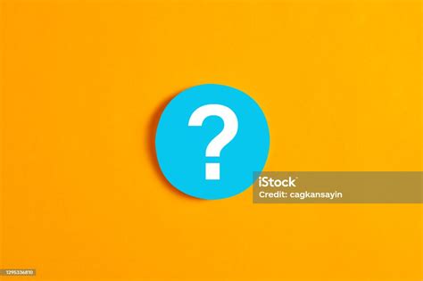 노란색 배경에 파란색 둥근 용지에 물음표 기호가 표시됩니다 물음표에 대한 스톡 사진 및 기타 이미지 물음표 질의응답 표지판 Istock