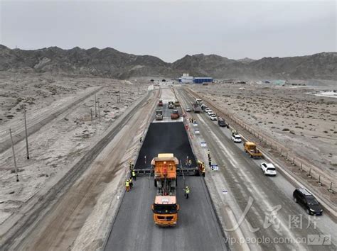 新疆：乌尉高速焉耆段进入沥青路面施工阶段 人民图片网