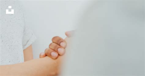 방에서 남자의 손을 잡고 있는 여자 사진 Unsplash의 무료 손에 손을 잡고 이미지