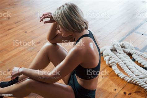 바닥에 흰 밧줄 운동 후 피곤 상자 스포츠 훈련을 위한 체육관에서 휴식을 갖는 성년 여자에 대한 스톡 사진 및 기타 이미지 성년 여자 실내 가정의 방 Istock