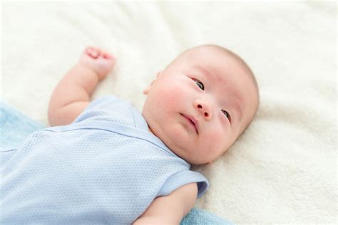 英尺的新出生的婴儿生病在孵化器分庭图片 包图网企业站