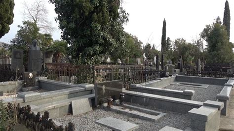 ქუთაისში სასაფლაოზე დამარხულ შამპანიურის ბოთლში ცოცხალი ადამიანების ფოტოები იპოვეს ნახეთ ფოტოები