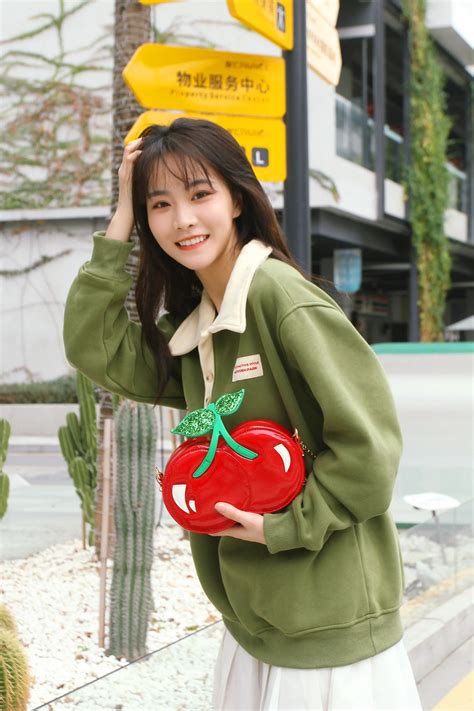 Badu Bg Свежа чанта за през рамо с форма на череша и верига за жени Нестандартни портмонета и