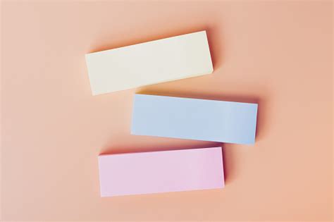 텍스트 입력을 위해 사무실 책상에 다양한 파스텔 색상의 빈 스티커 노란색 파란색 분홍색 텍스트의 상단 보기 및 공간입니다 클로즈업 0명에 대한 스톡 사진 및 기타 이미지