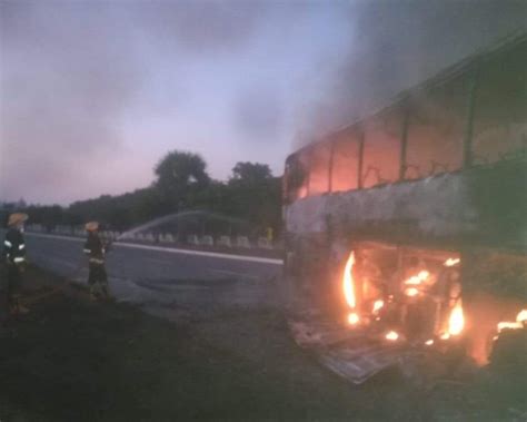 ကားအင်ဂျင်ခန်းမှမီးစလောင်၍ Express ကားတစ်စီးလုံးပျက်စီးဆုံးရှုံးခဲ့မှု အမြန်လမ်းတွင်ဖြစ်ပွား