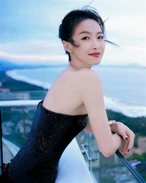 宋茜花朵项链深v露背长裙造型，优雅高贵，温婉秀雅！