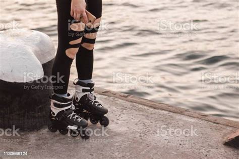 여자는 바다로 스케이트 소녀는 롤러를 하 고 트릭을 않습니다 일출에 야외 백인 여자 닫 다 갈색 머리에 대한 스톡 사진 및 기타 이미지 Istock