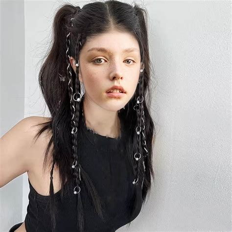 Cover The Center Part Of The Female With White And Real Hair With Hair