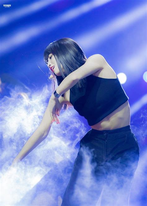 5 Times Twices Momo Impressed With Her Jaw Dropping Dance Skills