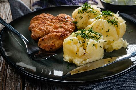으깬 감자와 오이 샐러드와 함께 제공되는 돼지고기 갈비 0명에 대한 스톡 사진 및 기타 이미지 0명 고기 고리 세공 Istock