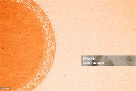 파스텔 라이트 브라운 또는 베이지 색상의 그런지 아트 배경 반원 모양의 곡선 반원형 스플래터 복사 공간을 남기는 왼쪽 가장자리를 향한 어두운 갈색 녹 컬러 스프레이 페인트