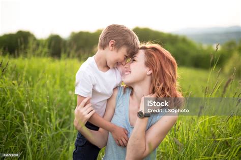 여름 풀밭에 그의 어머니와 함께 귀여운 꼬마 소년 가족에 대한 스톡 사진 및 기타 이미지 가족 귀여운 남성 Istock