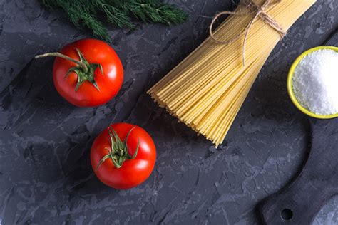 생 쌀된 파스타 스파게티 토마토 소스 재료와 함께입니다 음식 디자인의 구성의 개념입니다 건강한 식생활에 대한 스톡 사진 및 기타 이미지 건강한 식생활 디자인 딜 허브