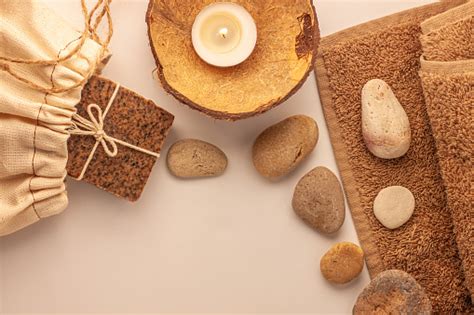 스파 및 웰빙 개념 천연 커피 스크럽 비누 오일 화장품 스프레이 박리 모래 돌 수건 천연 나무 헤어 콤 각질제거에 대한 스톡 사진 및 기타 이미지 Istock