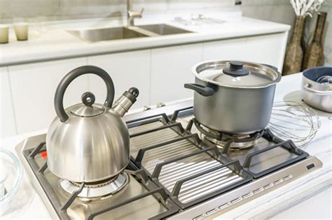 스테인레스 스틸 요리 냄비와 주전자 끓는 현대 현대 가정 부엌에서 가스 난로의 클로즈업 가스렌지에 대한 스톡 사진 및 기타 이미지 가스렌지 가열장치 가정 주방