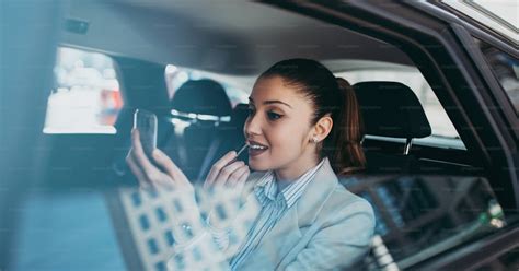 고급 자동차의 뒷좌석에 앉아 화장을 고치는 잘 생긴 젊은 사업가 기업 비즈니스 개념의 교통 사진 Unsplash의 수송 이미지