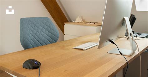 나무 책상 위에 앉아 있는 컴퓨터 모니터 사진 Unsplash의 무료 책상 이미지